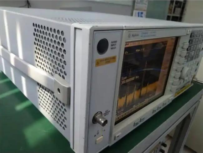 Agilent E4446A spectrum analyzer display detail