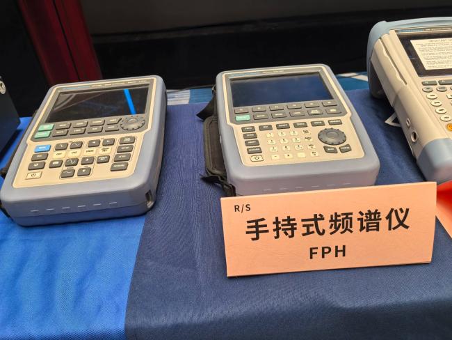 Side view of Rohde & Schwarz Spectrum Rider FPH showing ports