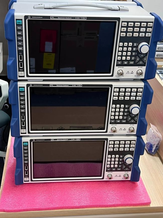 Side view of Rohde & Schwarz FPL1003 Spectrum Analyzer