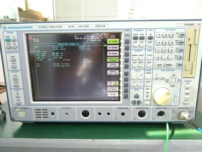 Rohde & Schwarz R&S FSIQ26 side view