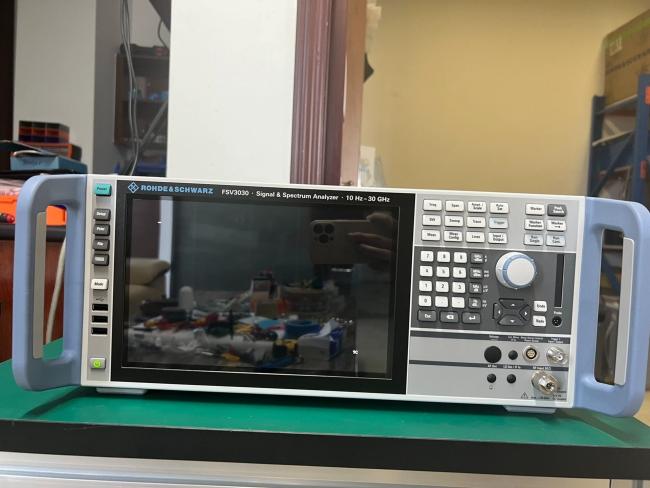 Rohde & Schwarz FSV3030 side view