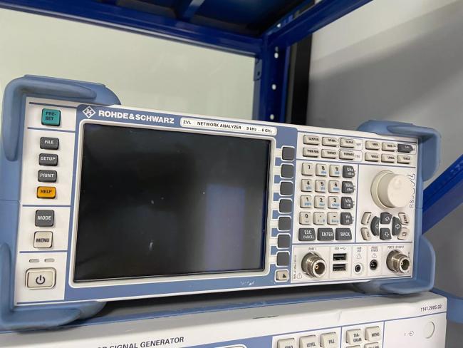 Rohde & Schwarz ZVL6 VNA side view