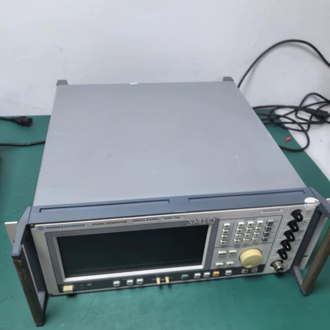 Side view of Rohde & Schwarz R&S SMIQ06B showing connections