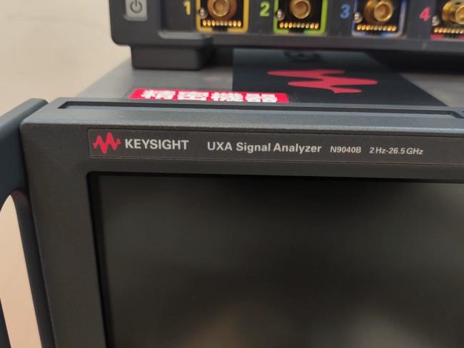Keysight N9040B UXA side view with measurement display