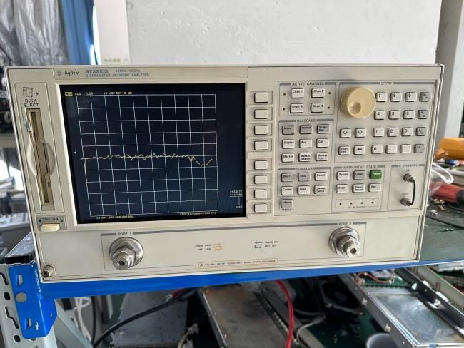 Agilent 8722ES display showing measurement results
