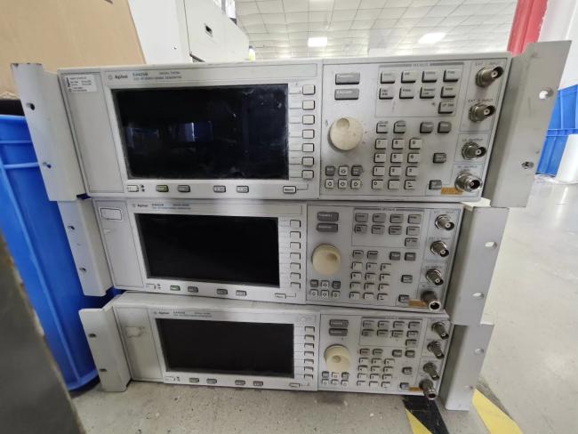 Agilent E4425B RF Signal Generator close-up