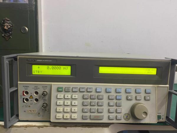 Quality 50 Ppm DC Accuracy Multi Function Calibrator Fluke 5500A With 5500A/LEADS ±1020 V / 11 A for sale