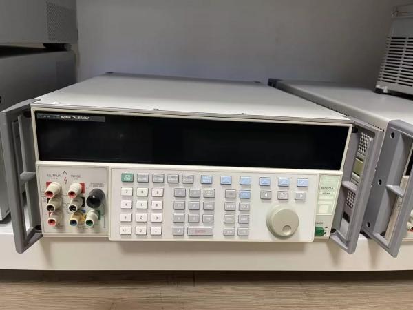 Quality High Accuracy Multifunction Calibrator Fluke 5700A 1100 V / 2.2 A for sale