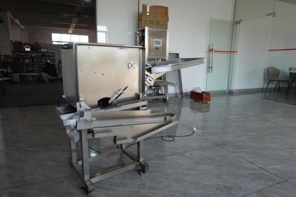 Quality auto SS Egg Breaking And Separating Machine Uniform Beating 3000pcs/H Egg Cracking Machine for sale