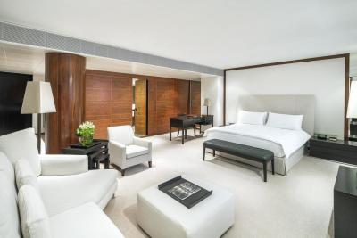 Cina Insiemi bianchi materiali di legno della mobilia della camera da letto dell'hotel di progettazione di colore con su misura in vendita
