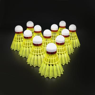 中国 12パック訓練のための黄色く白いPUのコルクのオリンピック バドミントンShuttlecock 販売のため