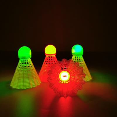 China Iluminando o pacote de nylon Cork Nylon Leaf espumado branco da peteca 4pcs do badminton do diodo emissor de luz à venda