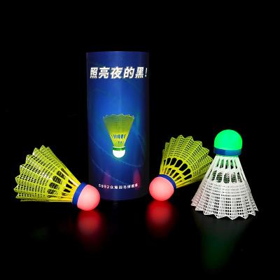 China Nylonfeder führte Badminton-Piepmatz-Bälle auf Nachtnylonfeder-Federbällen zu verkaufen