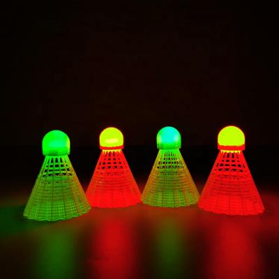 Cina Accensione del volano di plastica del nylon di oscurità di volano 4pcs di volano di notte LED in vendita