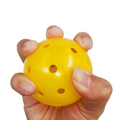 China Indoor Outdoor Pickle Ball 40 Hole Pickleball Practice Ball 74 Mm Te koop