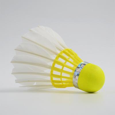 Cina Fornitore Formazione Giallo Badminton Goose Feather Shuttlecocks con grande stabilità e durata in vendita