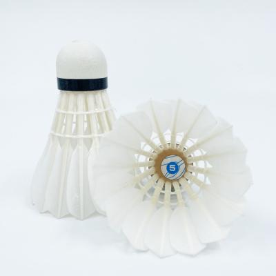 Cina Cina Fabbrica di alta qualità Badminton Shuttlecock Classe A Piuma di papera Non è facile cadere e rompersi in vendita