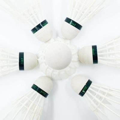 China Stable Durable Factory Price Hybrid Shuttles with 3in1 Structure White Color Wholesale Feather Badminton Te koop