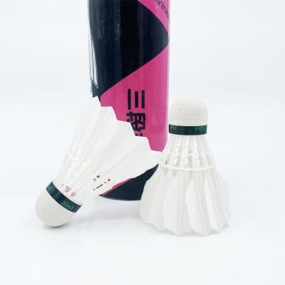 China Stable Durable Factory Price Hybrid Shuttles with 3in1 Structure White Color Wholesale Feather Badminton Te koop