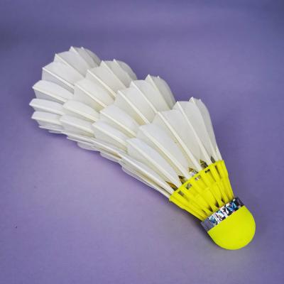 China Feather 3in1 Products Professional Badminton Shuttlecock Easy to See Durable Stable Hybrid Shuttlecocks à venda