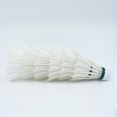 China Preço barato 3 em 1 Shuttlecock Dmantis Marca D45 Modelo Qualidade igual à fábrica de penas Shuttlecock à venda