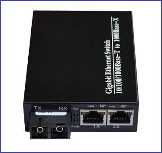 China 10/100/1000M 1 Fiber Ports 2 UTP Ports Optical Media Converter for sale