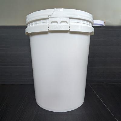 China Secure Sealing Plastic Lid Machine Oil Engine Oil Bucket With Stackable Integrated Handle for sale