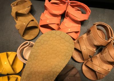 中国 Nubuck牛革十字のステッチは幼児の夏の靴を紐で縛ります 販売のため