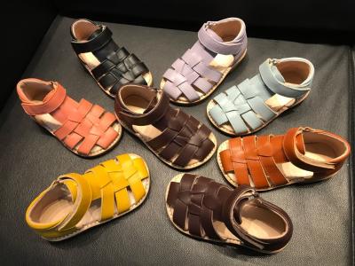 中国 Nubuck牛革十字のステッチは幼児の夏の靴を紐で縛ります 販売のため