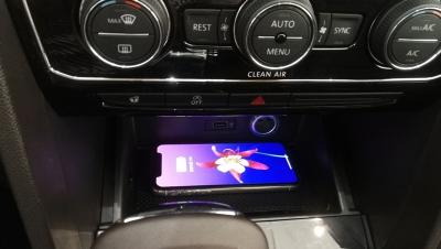 China Fast Car Wireless Charger with qi For Volkswagen VW Teramont, Phideon, T-ROC fast chargers 10W in car chargers à venda