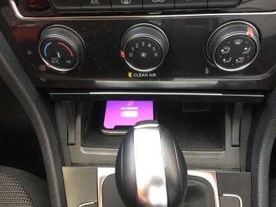China OE-fit Car Wireless Charger with qi For Volkswagen/ VW Golf 7 fast chargers 10W in car chargers with 3 coils à venda