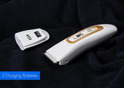 China Commerciële Draadloze Ceramische Scherpe Clippers van het Bladhaar met Twee Batterijen Te koop