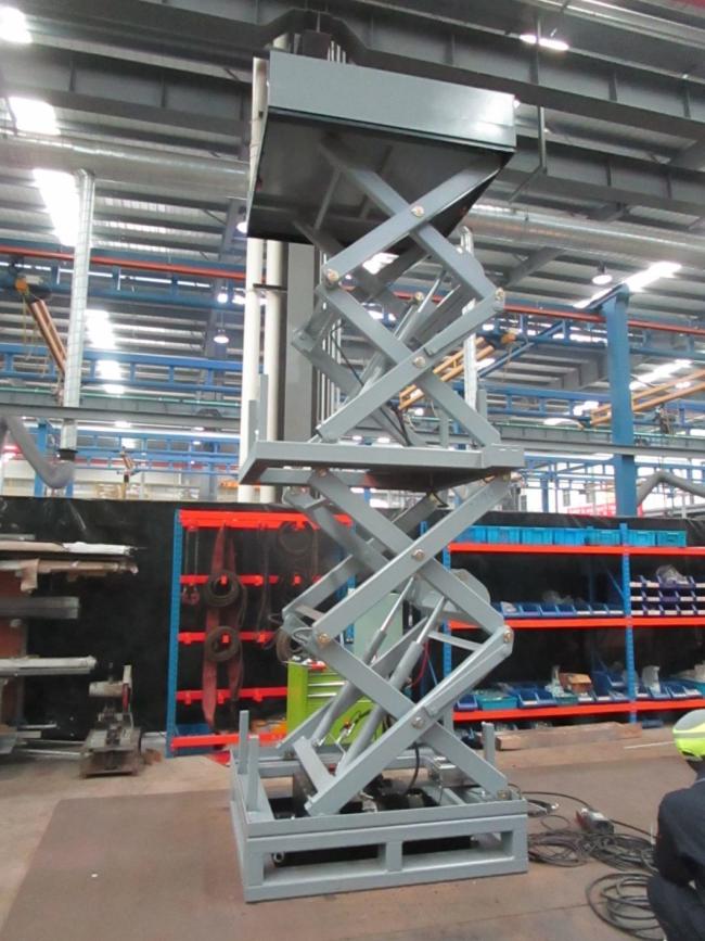 Loading Dock Table with Handrail and Loading Flap for Loading and Unloading