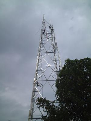 China torre de acero del enrejado de Wifi de la radio VHF de los 50m para la transmisión de la señal en venta