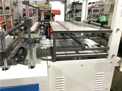 Cina High Speed garbage t-shirt bag on roll  bag making machine price in vendita