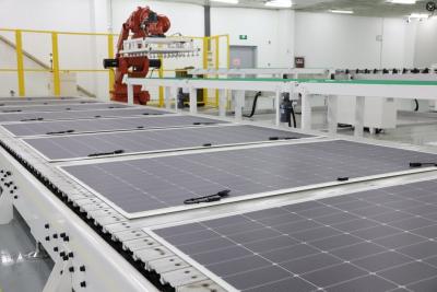 중국 맞춤형 크기의 폴드 태양 전지 패널 44도 가산 작동 온도와 0.04% 단회로 전압 온도 계수 판매용