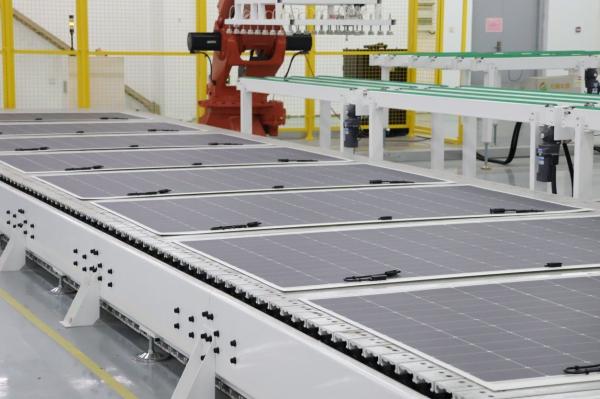 Quality Rated Operating Temperature of 44 Degree Black Solar Panel Generates Electricity for Sun-shading Device for sale