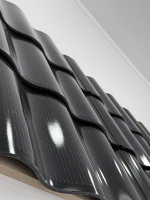 중국 BIPV 전력 허용 오차 0-5W 685*420*9mm 일체형 몰딩 블랙 Topcon 셀 태양광 지붕 타일 판매용