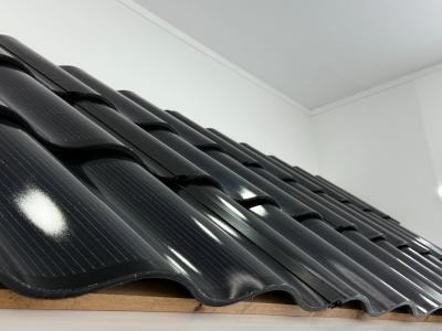 중국 최적의 운영 전류 8.37A 커튼 벽 건물에 대한 50W 맞춤형 지붕 단단한 유리 BIPV 태양 전지 타일 판매용