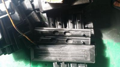 Cina Bolt nero sui cuscinetti di gomma per la larghezza degli escavatori 350BD'BL'BR/380B/400B'BLR 135mm in vendita