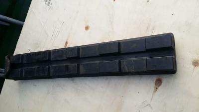Cina I cuscinetti di gomma dell'escavatore a clip nero 127 ×700×68 millimetro proteggono il cingolo in vendita