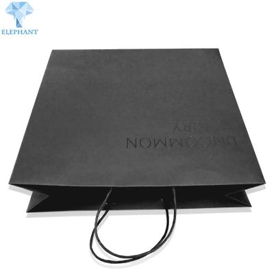 Cina Borse di distributore di giornali stampate resistenti 20×21×8cm Matte Black Gift Bags in vendita