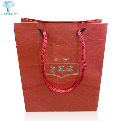 Cina Borse di carta rosse del regalo dei gioielli del campione libero della porta su ordinazione di nozze con le maniglie in vendita
