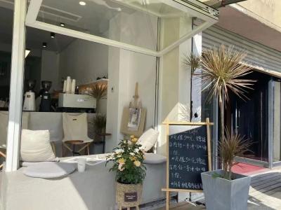 China Library-Oriented Folding Window Design Balancing Natural Reading Light with Glare Reduction for Book Collections for sale