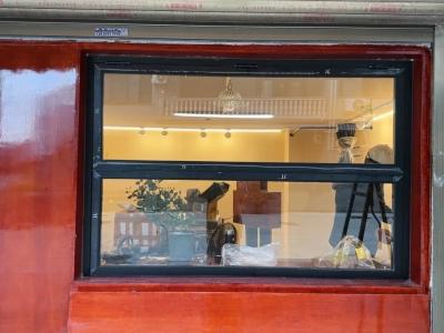 China Extreme Climate Folding Window Build with Triple-Pane Insulation and Anti-Icing Track Technology for sale