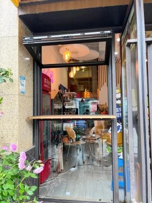 China Extreme Climate Folding Window Build with Triple-Pane Insulation and Anti-Icing Track Technology for sale