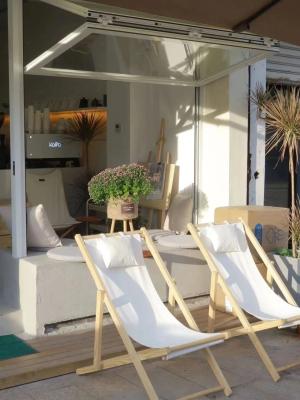 China Invisible Mechanism Folding Window Creating Illusion of Floating Glass Panels in Modern Interiors for sale