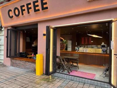 China PrairieSong Grassland View Folding Window Framing Undulating Meadow Landscapes with Minimal Frame Visual Interruption for sale