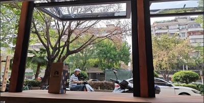 China BirdSanctuary Wildlife Folding Window Incorporating Scientifically Validated UV Collision Deterrent Patterns for sale