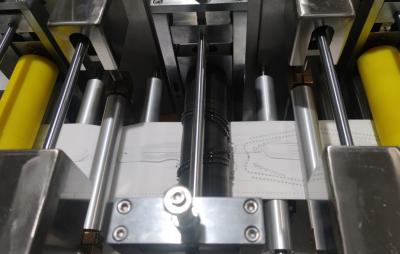 China 120 piezas/min Producción totalmente automática de máquinas plegables de una sola tirada y una sola máscara. en venta